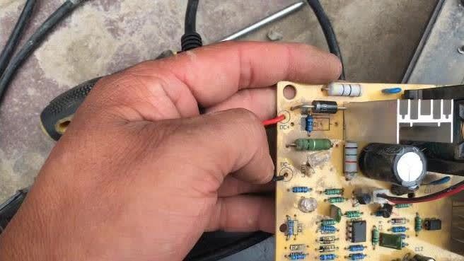 电动车充电器坏了没人修?20年老师傅教你在家自己修好,花钱还少