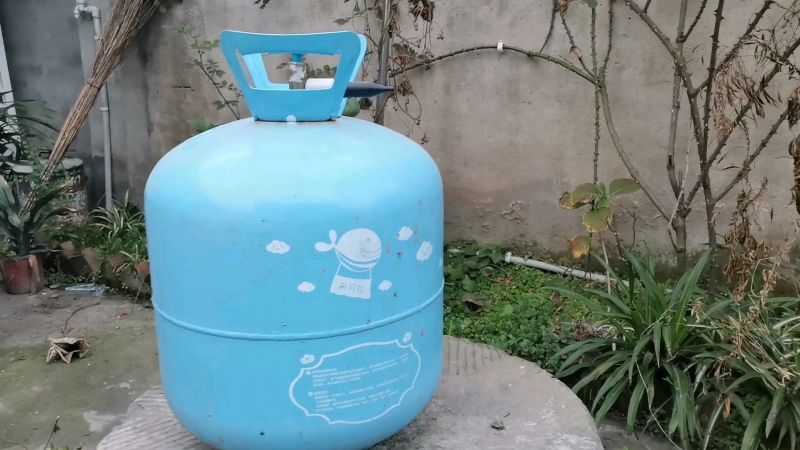 用废弃的气罐暴力做一个鱼池过滤器,基本零费用。