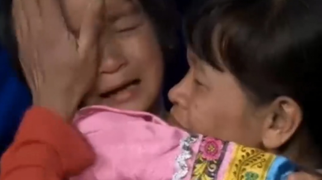 第一书记:小姑娘真懂事,含泪一曲送给妈妈,这一幕让人泪奔!