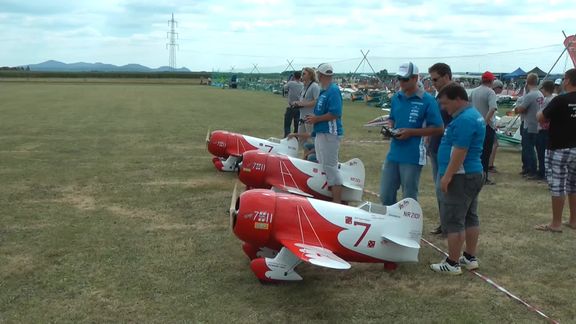 航模飞机的编队飞行,就是这么朴实无华且枯燥!