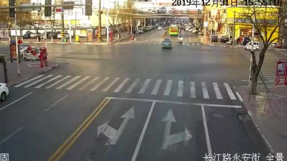 电动三轮车正常直行,小轿车驾驶人没有减速避让,反而加速抢道右转。...