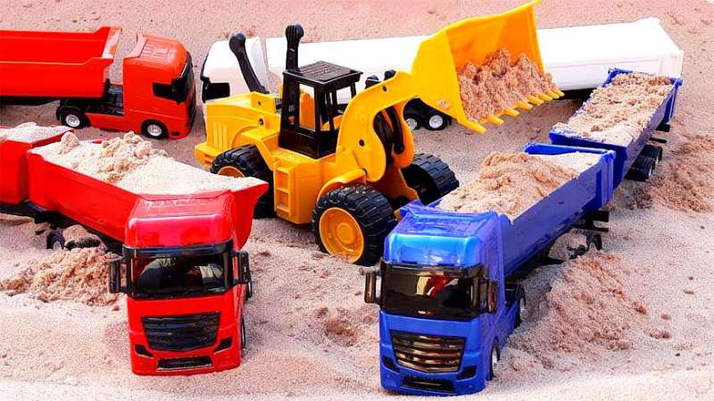 两个拖挂的翻斗大卡车玩具模型