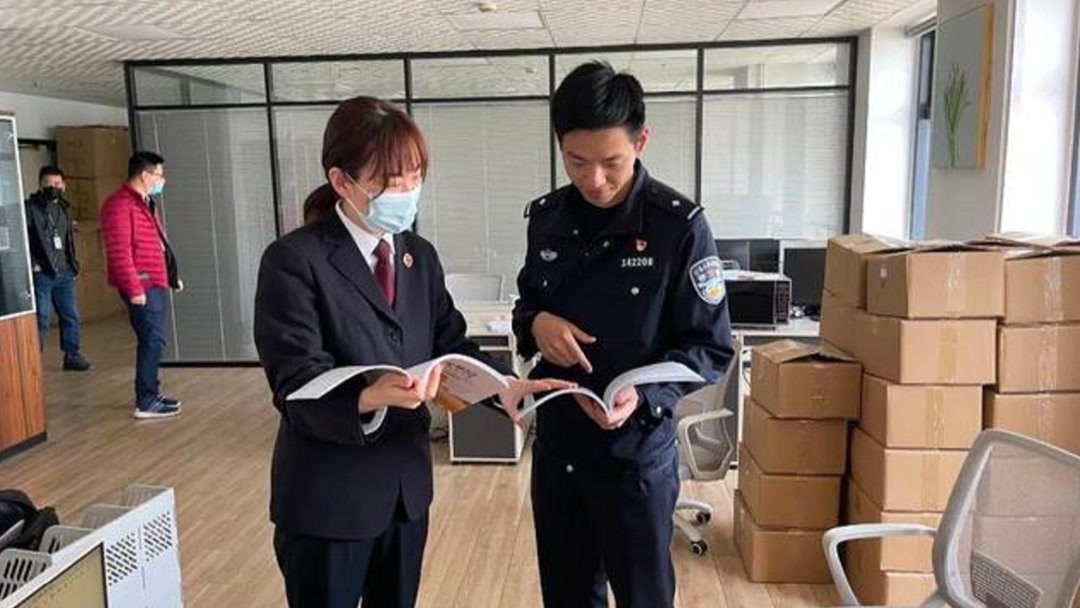 假教辅团伙被端,20年教龄“教研组长”其实是初中学历厨师