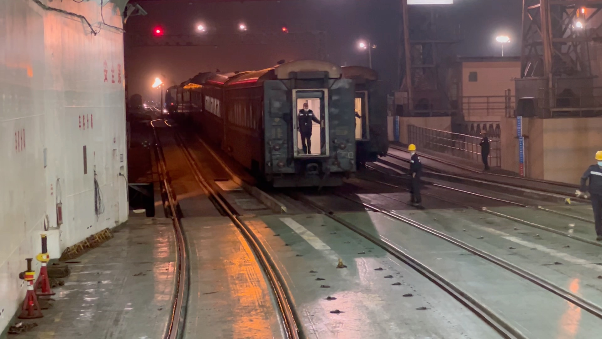 z112次列车在海口渡海渡轮船上编组作业