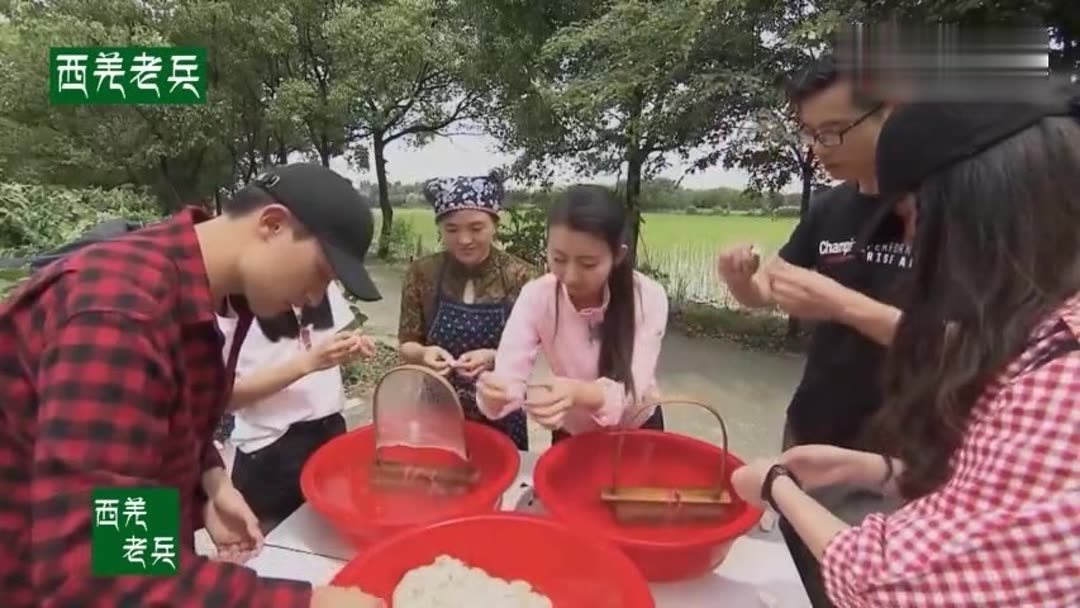 蚕茧如何变成蚕丝被的呢?乡村大姐现场演示手工制作蚕丝被!