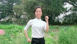 踩踩踩,这草被我糟蹋了千百轮回