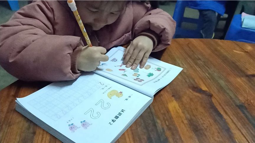 哥哥数学期末测试考了95分,语文100分。妹妹学哥哥争取也考100分