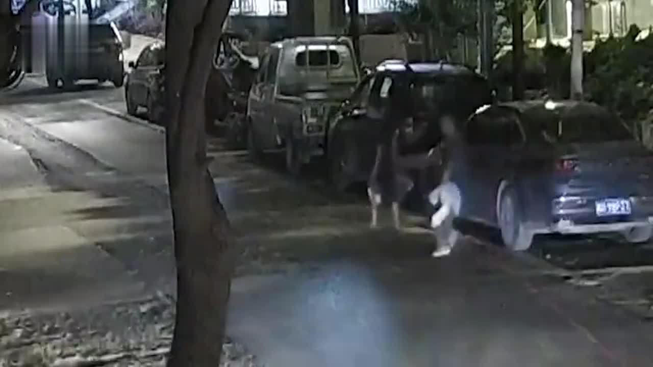 男子酒后持菜刀欲行凶,不听劝阻还扬言要砍杀民警,结果引人舒适