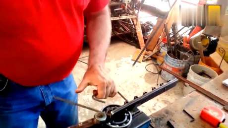 看完大叔自制手动弯管机的过程,我就服了,效率真牛,难得一见