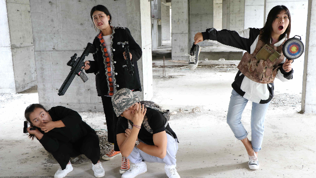 绝地求生真人版:妹子吃鸡没有枪,结果用生化鞋子把对手晕倒