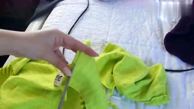 狗狗衣服制作方法视频:旧衣服做狗衣服,简单漂亮