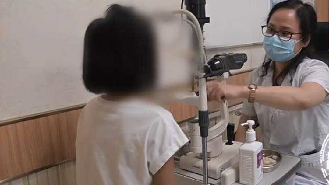 女童9个睫毛毛囊里藏21条螨虫,眼睛很痒几乎拔光睫毛