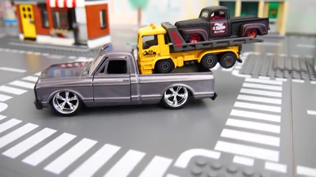 蛋蛋玩具动画:小车车被载物车拖走,自己又被大车车拖走啦