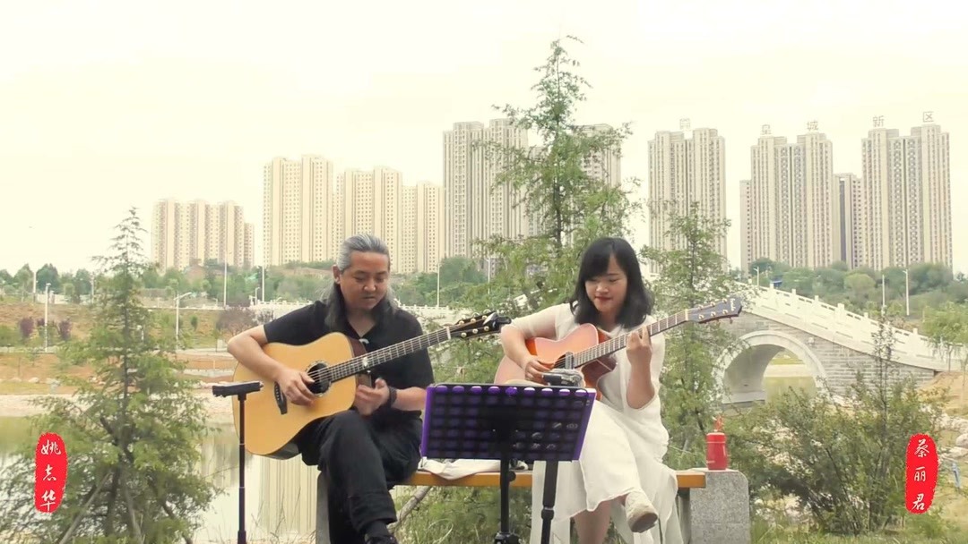 夫妻二人双吉他弹奏一首,拾取你回忆的一首经典儿歌《小螺号 》