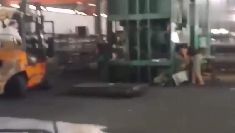 中国工厂冲压不锈钢门,很少见的制造视频,今天带你看完全过程!