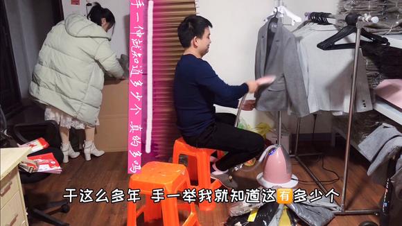 电商创业5年 经验丰富刘先生手臂一伸就知道折了多少纸盒 真的吗