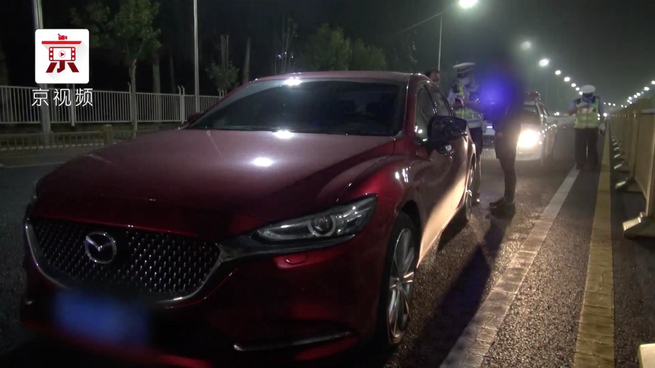 心真大!司机开车时睡着,撞上隔离墩