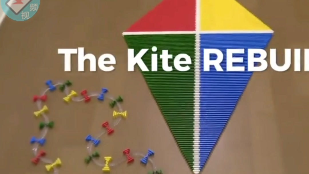 小伙用8000个多米诺骨牌搭建风筝,结果被人推倒,真是太可惜了