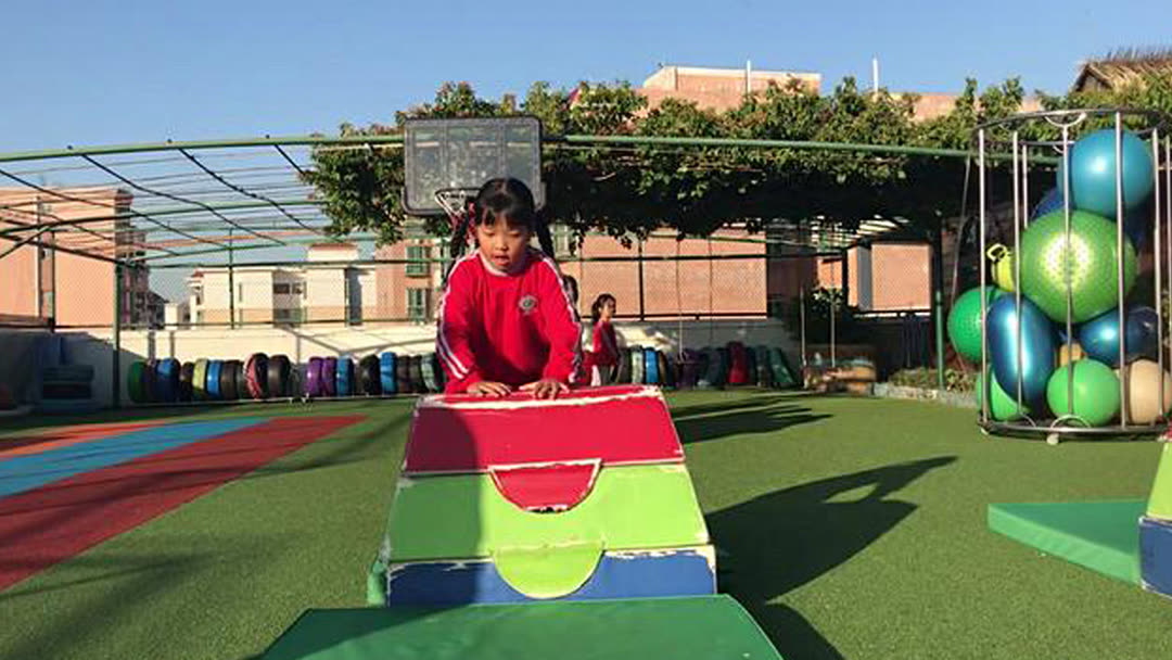 幼儿园《跳山羊》体能运动锻炼 宝贝玩的超开心