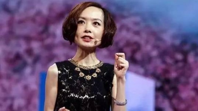 49岁鲁豫瘦出新高度,减肥只吃几粒米, 真应了秦岚那句话