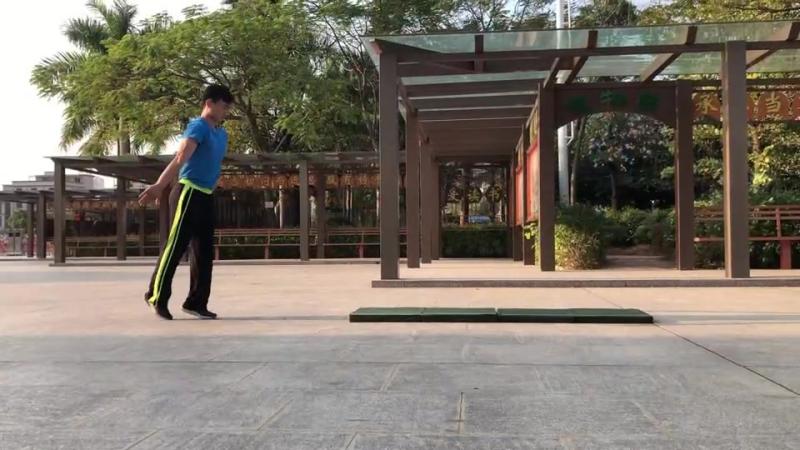 鱼跃前滚翻示范