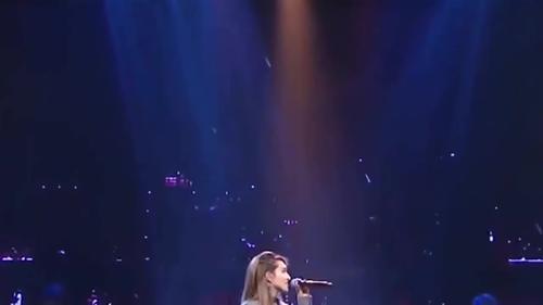 还记得初中的时候天天听南拳妈妈的歌曲,这首《下雨天》现在依然在听