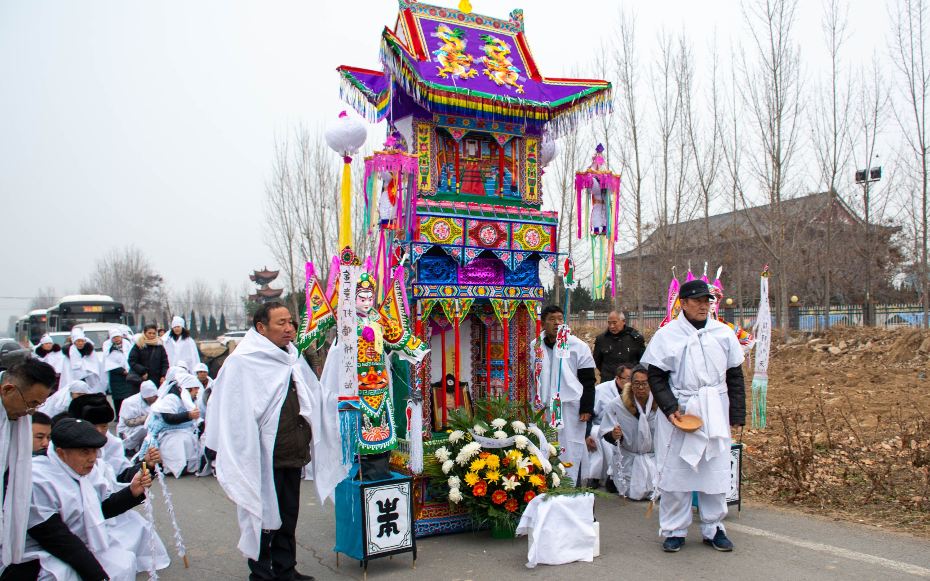 两个儿子都年薪百万,老人去世葬礼很隆重,儿子后悔,坟前大哭