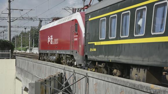 近距离拍摄火车,K1185次列车(上海南-九江)快速经过