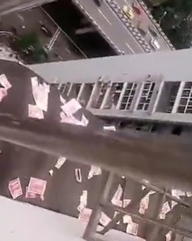 【重庆某高层有人抛撒“百万现金”?警方:男子吸毒后精神恍惚】 10月...