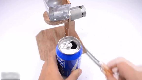 刨丝机是啥原理?牛人花50块钱做了一个,太直观了!