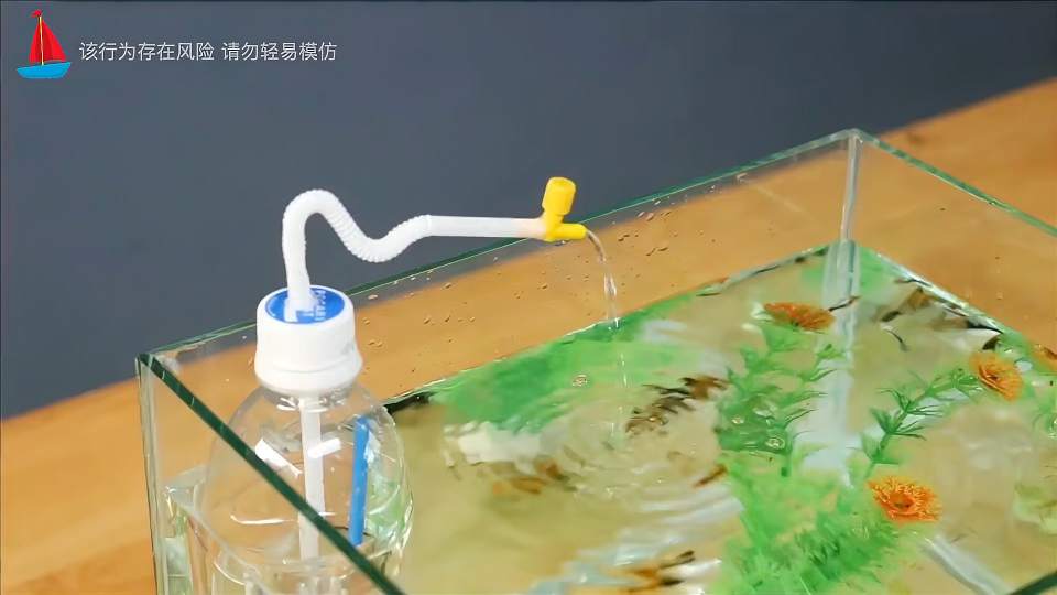 利用两个空矿泉水瓶和吸管制作一个水循环泵,太牛了!