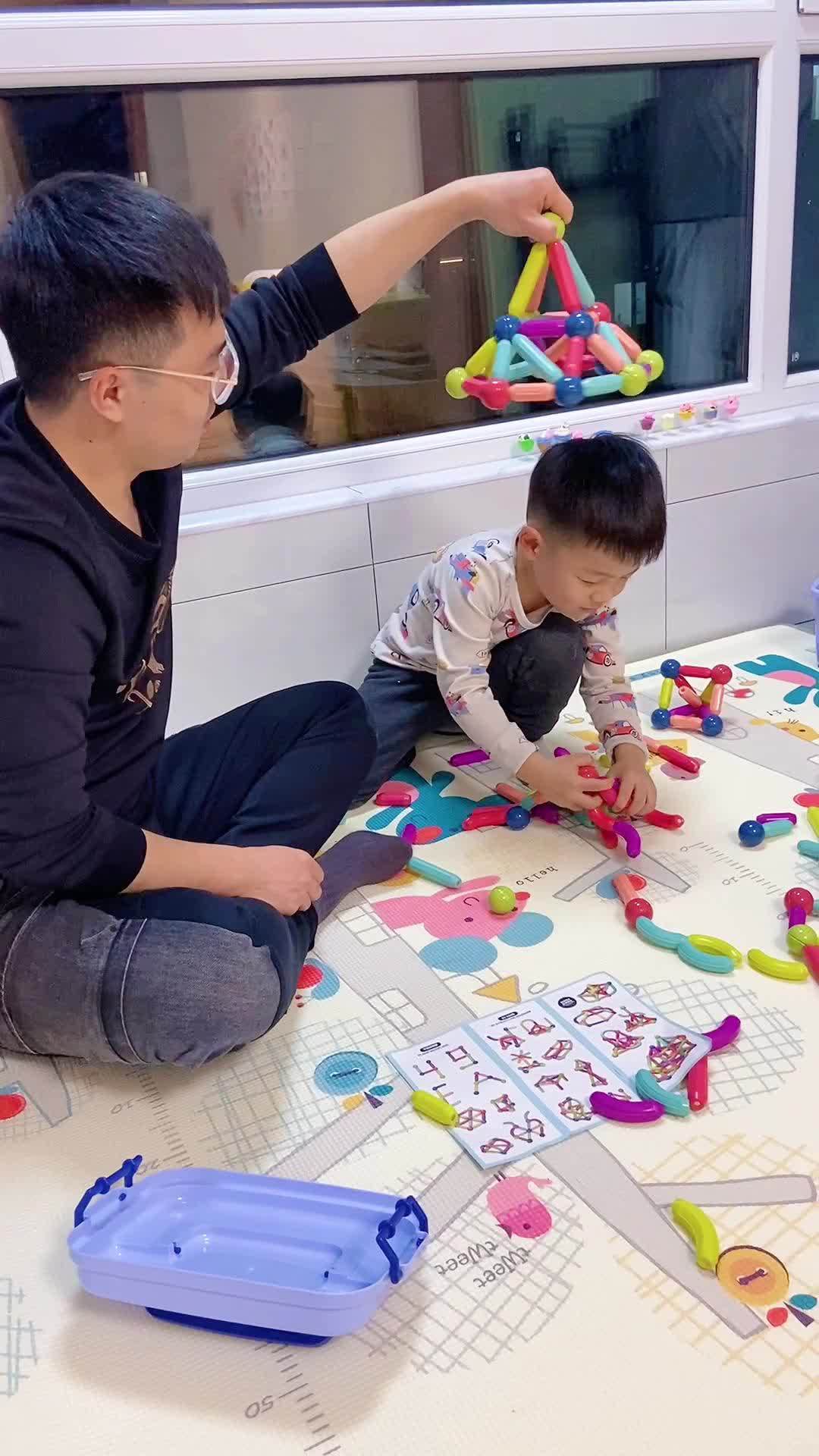 没想到看似简单的磁力棒,会有这么多玩法,开发孩子思维,隐藏着大智慧...