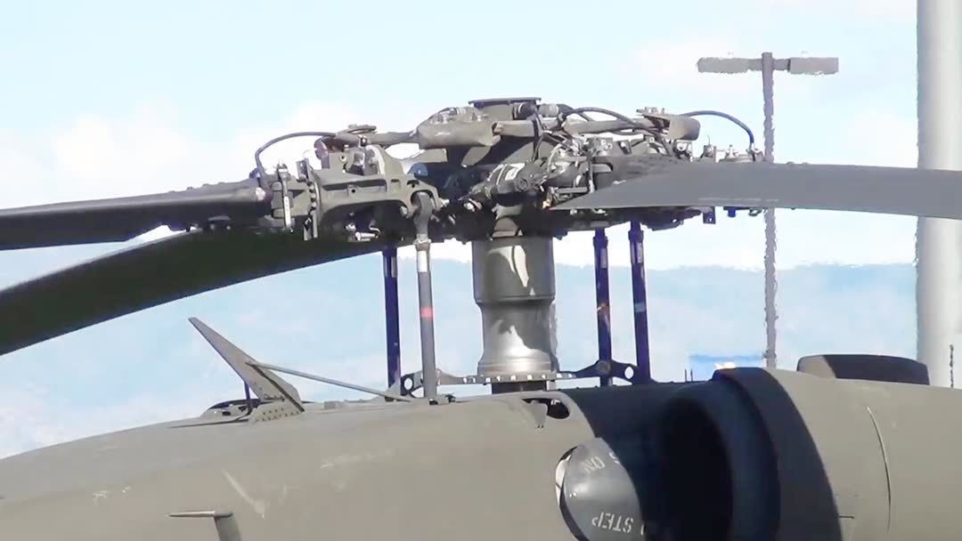 直升飞机启动,螺旋桨叶子感觉速度不一样