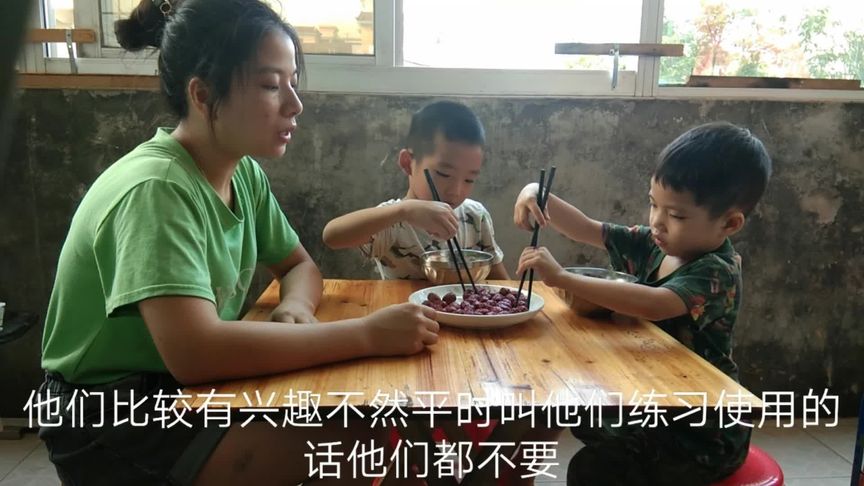 看宝妈如何通过游戏教孩子使用筷子