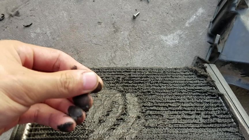 汽车空调制冷效果差,看1分05秒拆下仪表台的空调部件你就知道了