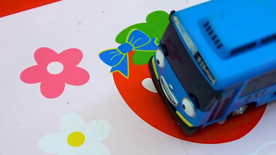 萝卜丁玩具日记!玩具小蓝车去下午茶聚会!这个冰淇淋可真好吃!