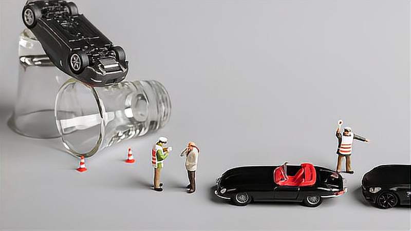 湖南娄底一宝马女司机穿细高跟儿鞋酒驾撞人后拖行伤者被拦下!