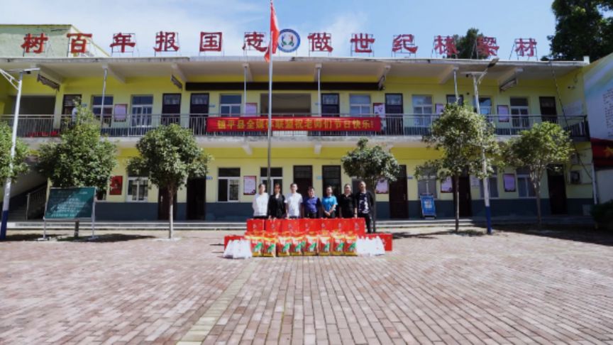 9月10日,镇平县全媒体联盟到黑虎庙小学慰问时代楷模张玉滚