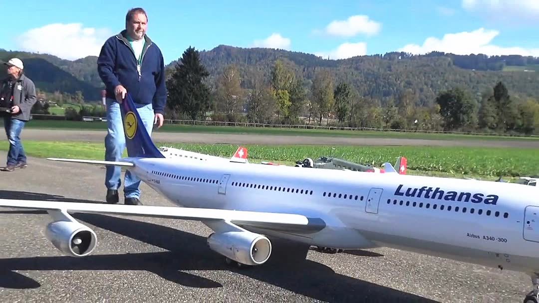 超大号客机航模飞行展示,航模要玩得过瘾,关键还得大型的