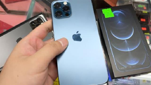 华强北手机市场12pomax跌至六千多,刚拿下就涨价了,吓一跳