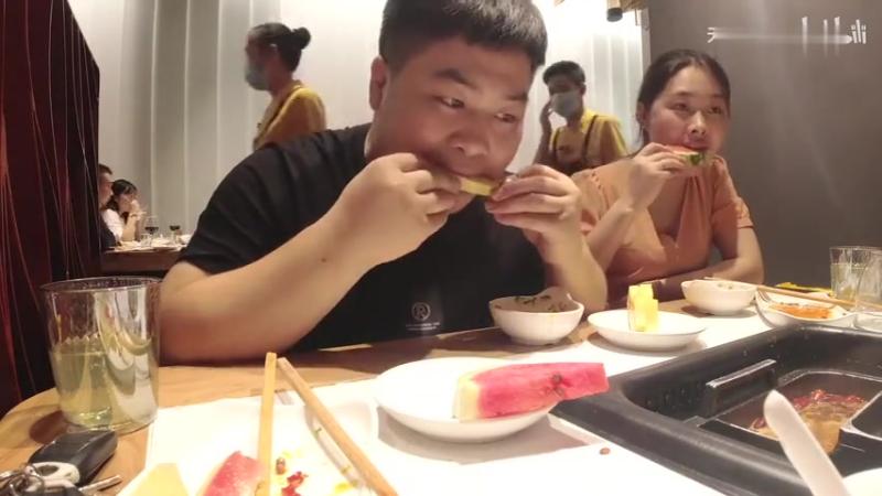 第一次陪媳妇去吃巴奴火锅,四个人消费351元,水果免费吃到饱!