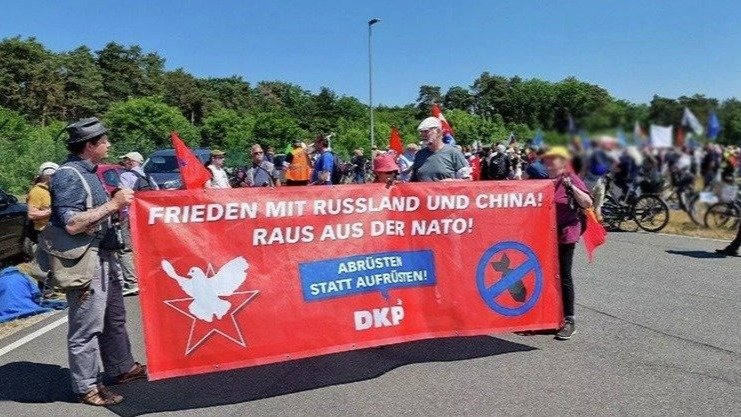 北约最大规模空中军演将举行,德国民众游行抗议