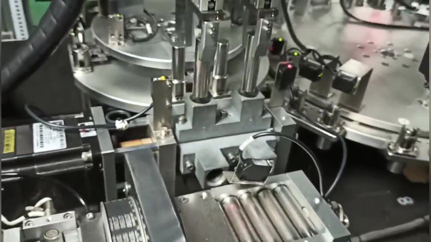 电池入壳机调整钢壳检测光电传感器