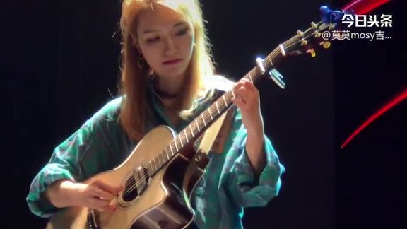 漂亮女孩演奏指弹吉他曲视频欣赏!
