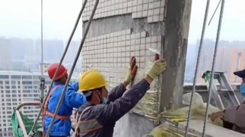 高空作业的人们真的是不容易,一个不小心,就会出现危险
