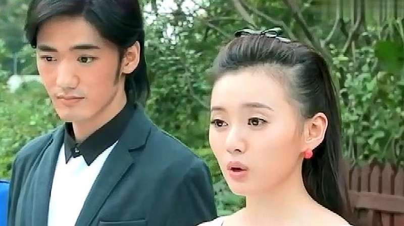 女子出门发现男朋友被富婆盯上,装作不认识,把富婆快气疯了