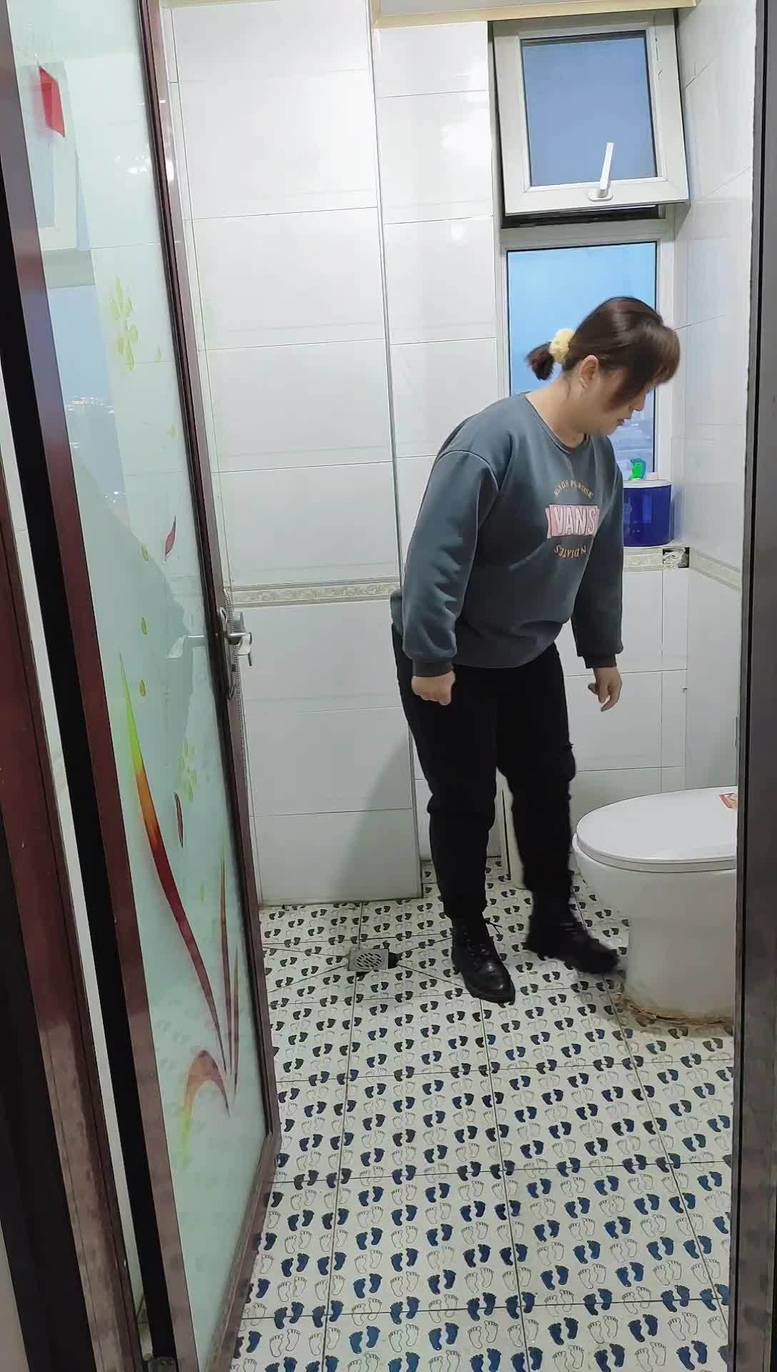 第一次来大姨妈家,屋里有厕所还让我去楼下的公共卫生间……