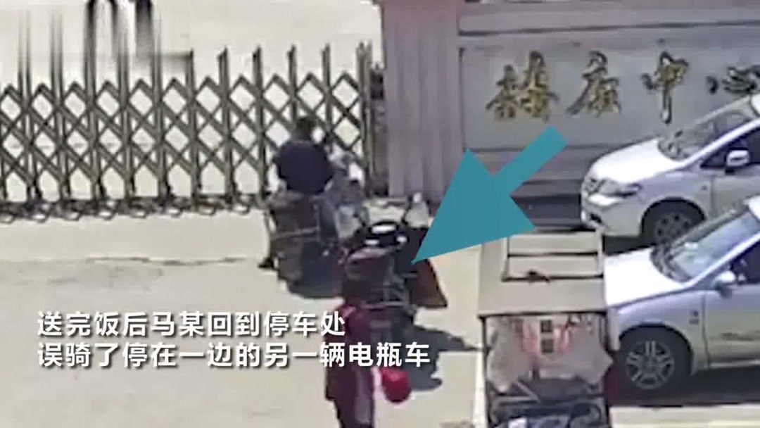 男子错骑别家电动车一顿操作无法启动将车生推回家:这车坏了?