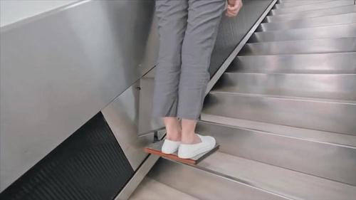 神奇的电动升降机,踩上踏板就能够轻松上楼,用于老旧小区厘革