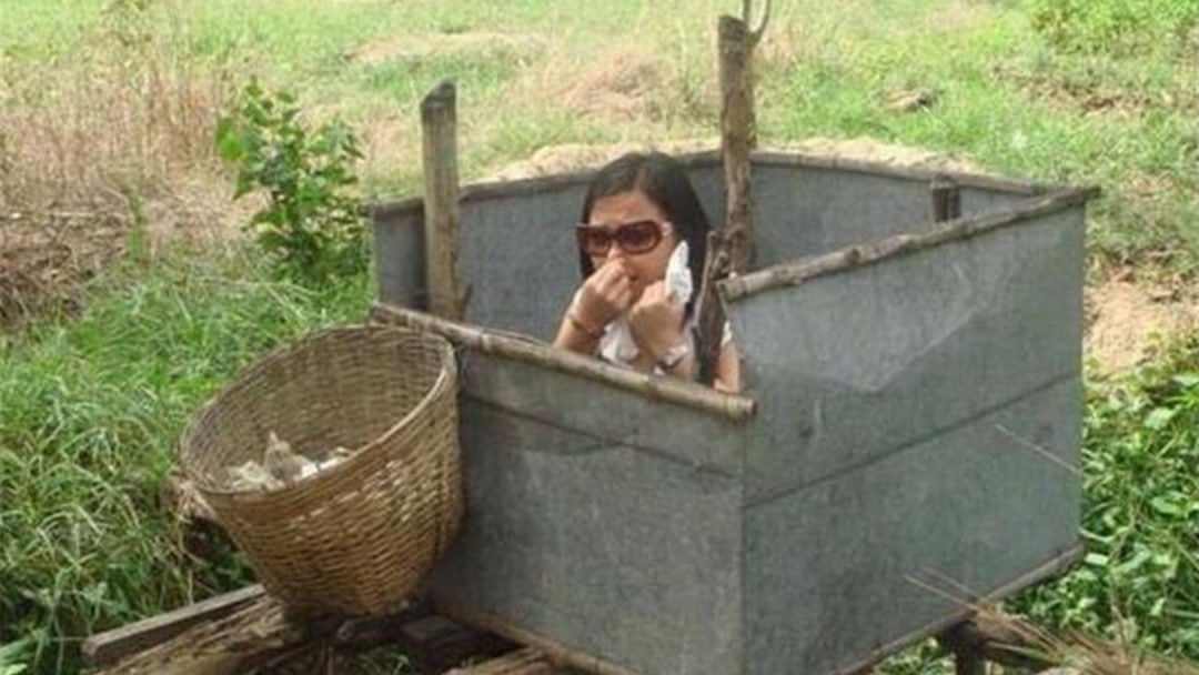 印度女性上厕所从来不用纸,那她们用啥?看完厕所令人心酸